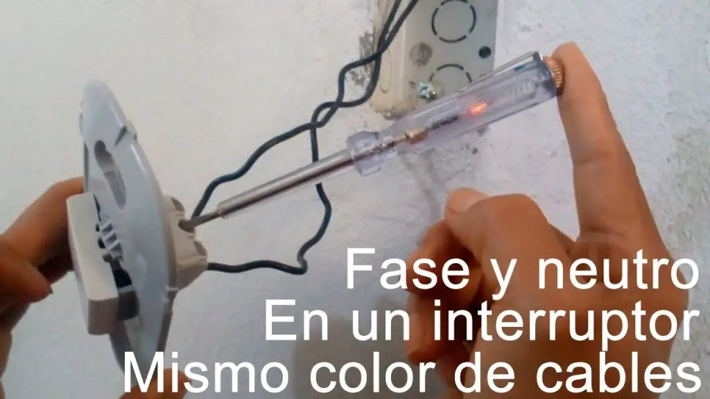 ¿Cómo se conectan los cables a un interruptor?